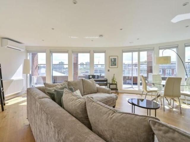 3 bedroom flat for sale in Coombe Road, Kingston, Upon Thames, KT2