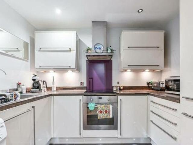 3 Bedroom Flat For Sale In Clapham, London