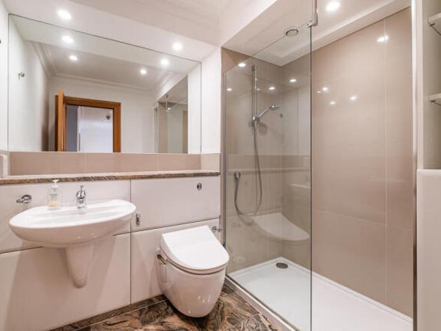 3 bedroom flat for sale in Clevedon Road, Twickenham, TW1