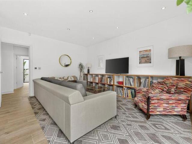 3 bedroom flat for sale in Cleveland Gardens, London, N4