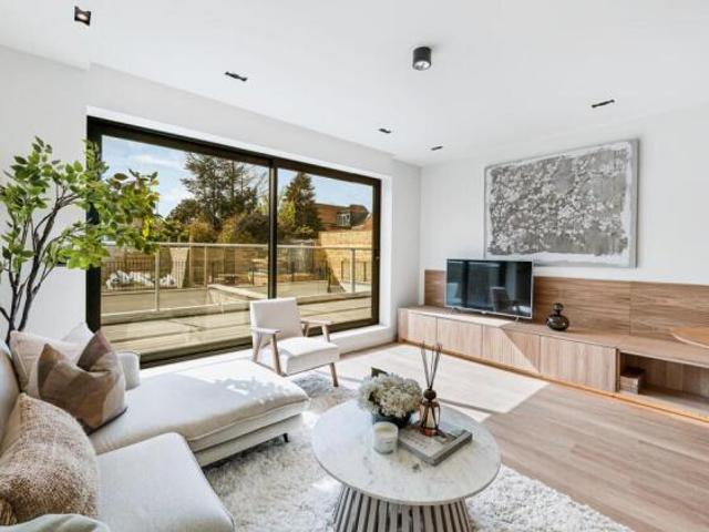 3 bedroom flat for sale in Creswick Road, W3