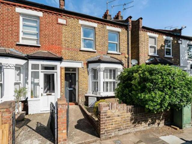 3 bedroom flat for sale in Darwin Road, Ealing, W5