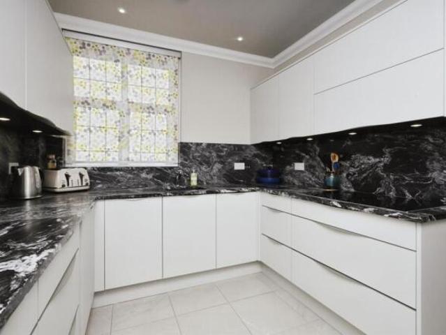 3 bedroom flat for sale in Devonshire Place, Eastbourne, BN21