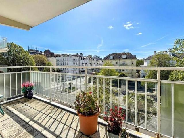 3 bedroom flat for sale in Devonshire Place, Eastbourne, BN21