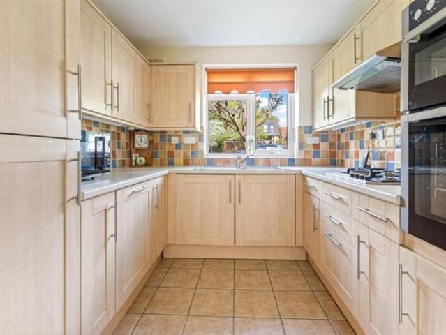 3 bedroom flat for sale in Dukes Drive, Leicester, LE2