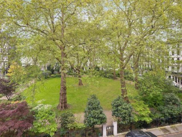 3 bedroom flat for sale in Ennismore Gardens, London, SW7