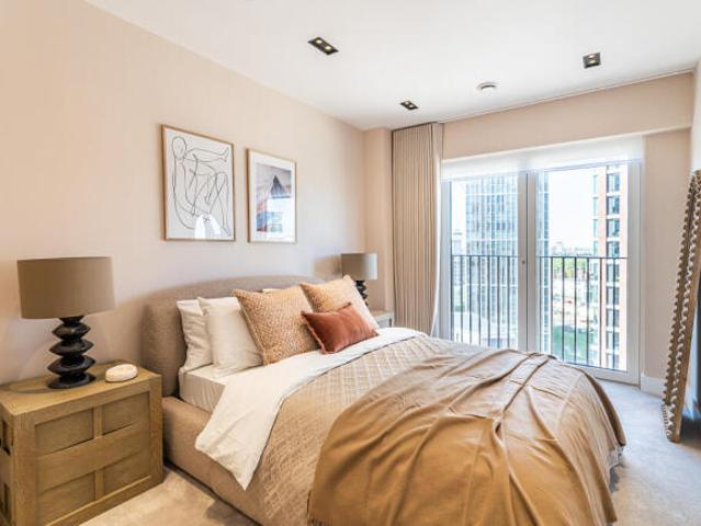 3 bedroom flat for sale in Exchange Gardens, London, SW8