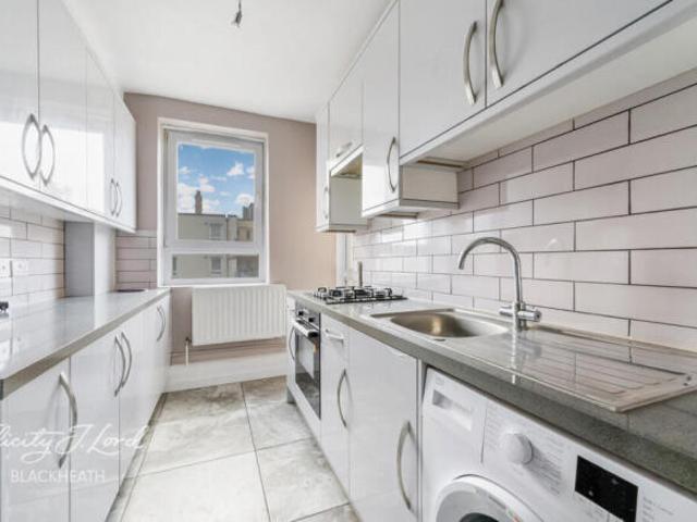 3 bedroom flat for sale in Fairlawn, Charlton, SE7
