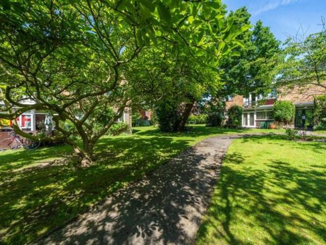 3 bedroom flat for sale in Field Close, Bromley, BR1