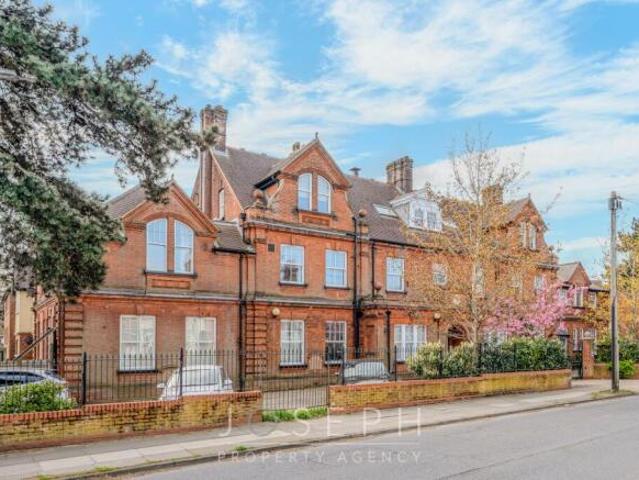 3 bedroom flat for sale in Foxhall Road, Ipswich, IP3