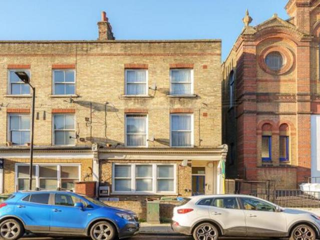 3 bedroom flat for sale in Gautrey Road, Lower Nunhead, London, SE15