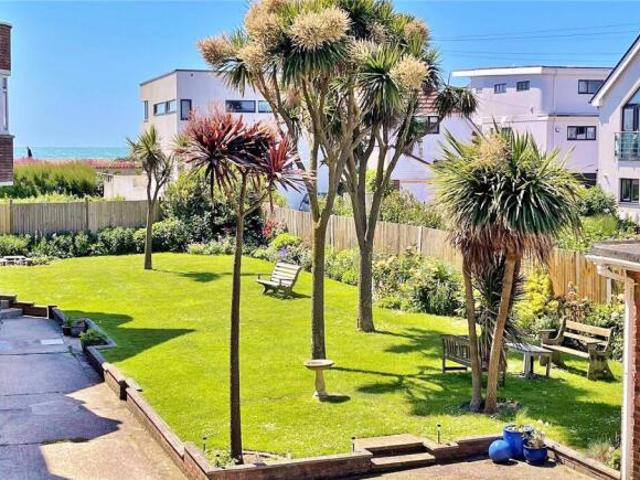 3 bedroom flat for sale in Gloucester Court, George V Avenue, Worthing, West Sussex, BN11