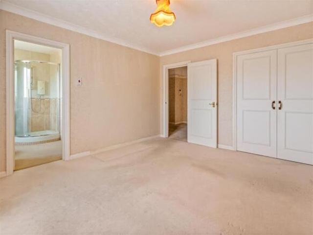 3 bedroom flat for sale in Grand Avenue, Worthing, BN11