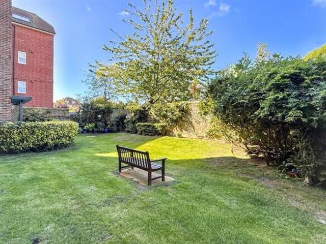 3 bedroom flat for sale in Grassington Road, Eastbourne, BN20