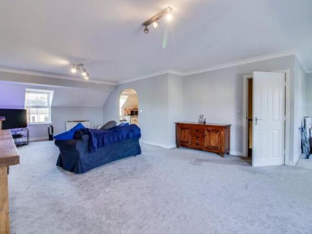 3 bedroom flat for sale in Harrogate Road, Apperley Bridge, Bradford, West Yorkshire, BD10