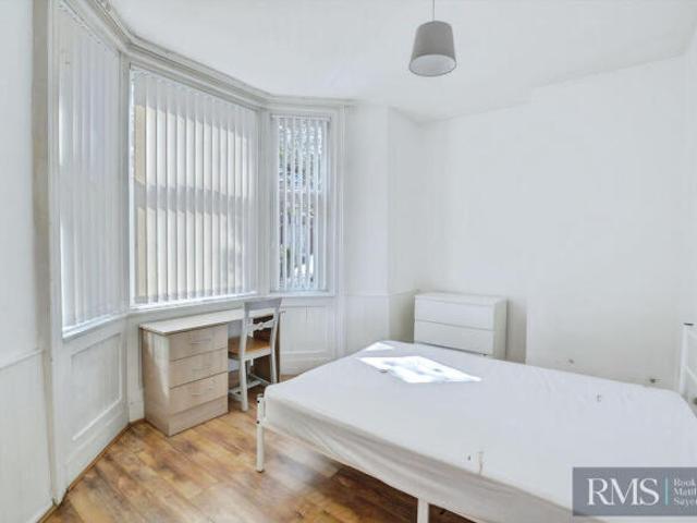 3 bedroom flat for sale in Helmsley Road, Newcastle Upon Tyne, NE2