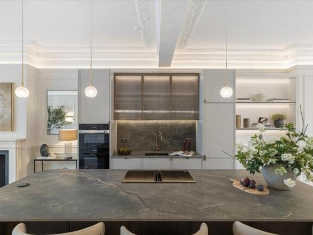 3 bedroom flat for sale in Holland Park, London W11