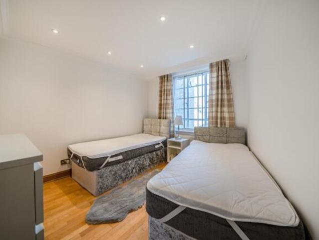 3 bedroom flat for sale in Hyde Park Place, London, W2