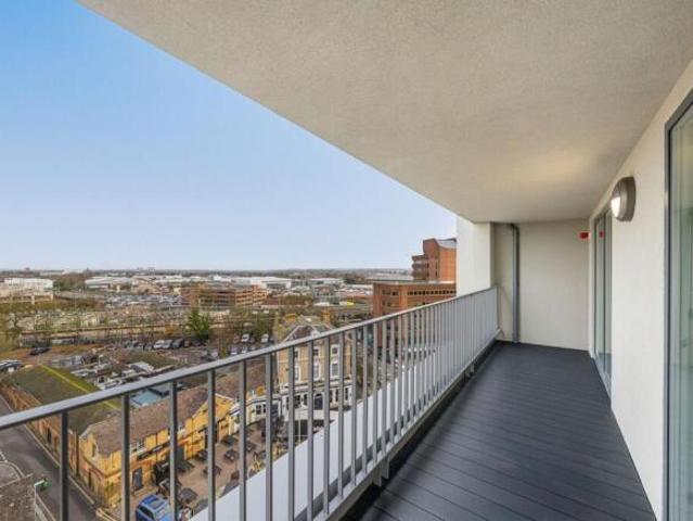 3 bedroom flat for sale in Junction Court, Watford, WD17