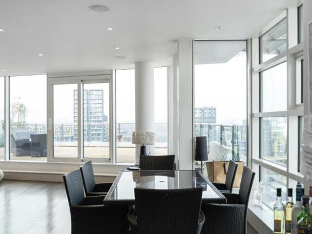 3 bedroom flat for sale in Juniper Drive, London, SW18