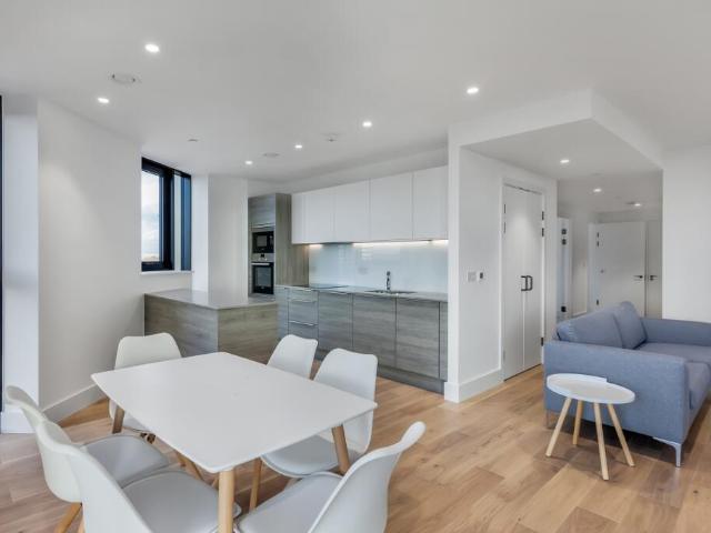 3 bedroom flat for sale in Kingsland High Street, Dalston, London, E8