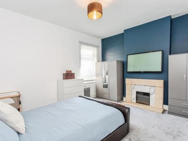 3 bedroom flat for sale in Kilworth Avenue, Southend on Sea, Essex, SS1