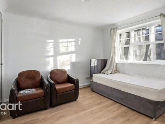 3 bedroom flat for sale in Knights Field, Luton, LU2