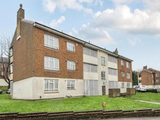 3 bedroom flat for sale in Larkfield Close, Hayes, BR2
