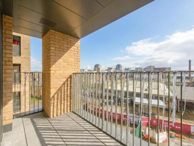 3 bedroom flat for sale in Lismore Boulevard, Colindale, London, NW9