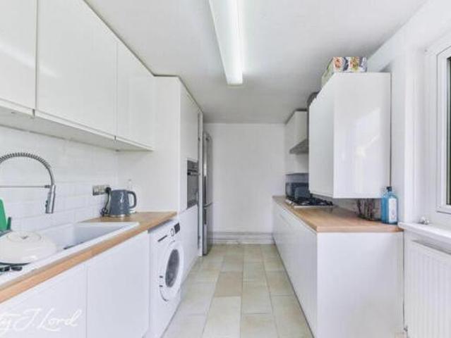 3 Bedroom Flat For Sale In London