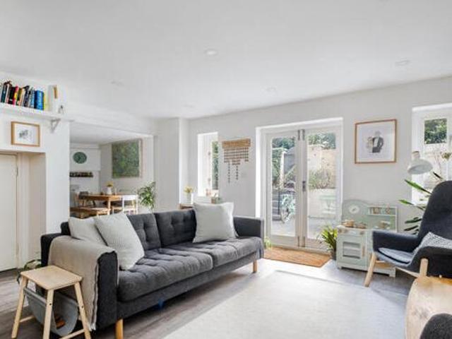 3 Bedroom Flat For Sale In London