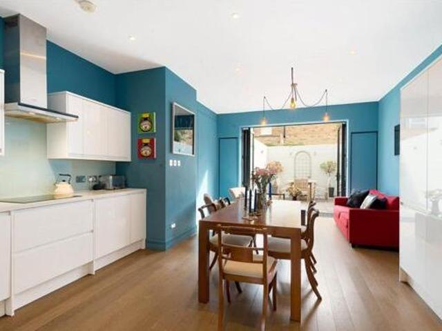 3 Bedroom Flat For Sale In London