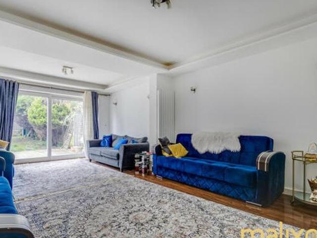 3 Bedroom Flat For Sale In London