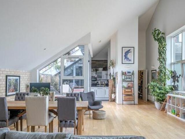 3 Bedroom Flat For Sale In London