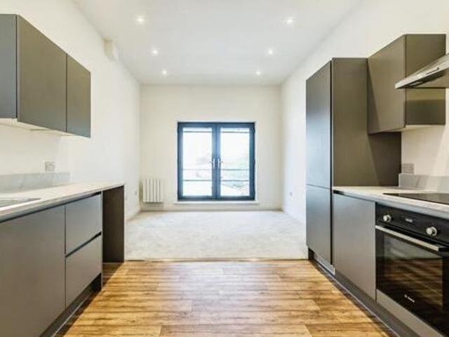 3 Bedroom Flat For Sale In London