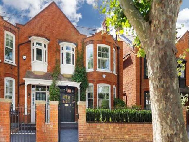 3 Bedroom Flat For Sale In London