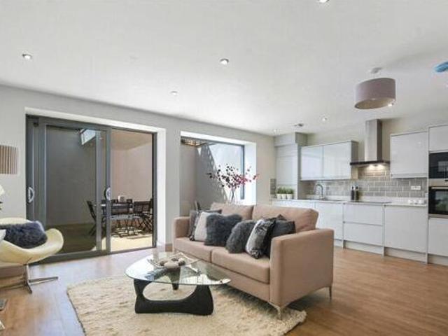 3 Bedroom Flat For Sale In London