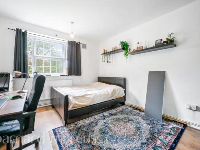 3 bedroom flat for sale in London Road, Mitcham, CR4