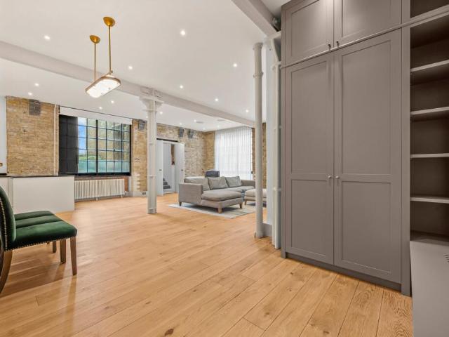 3 bedroom flat for sale in Long Lane, Borough, SE1
