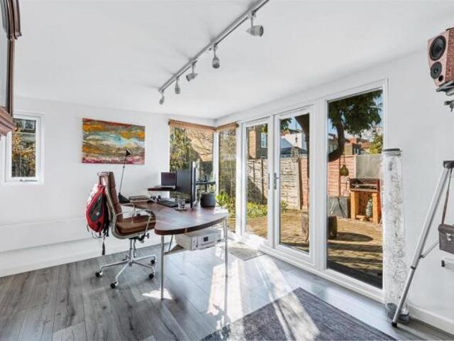 3 bedroom flat for sale in Lynton Road, London, W3