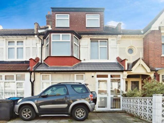 3 bedroom flat for sale in Lyndhurst Road, Thornton Heath, CR7