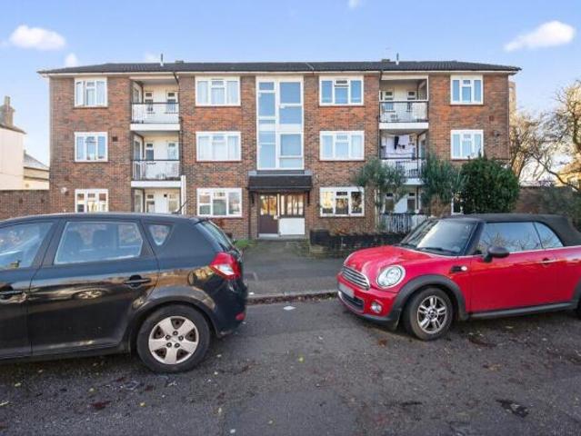 3 bedroom flat for sale in Market Place, London, N2