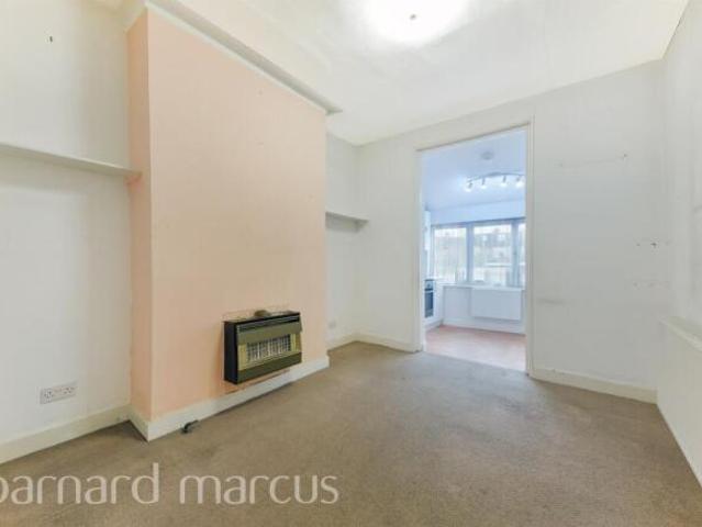 3 bedroom flat for sale in Merton Road, London, SW18
