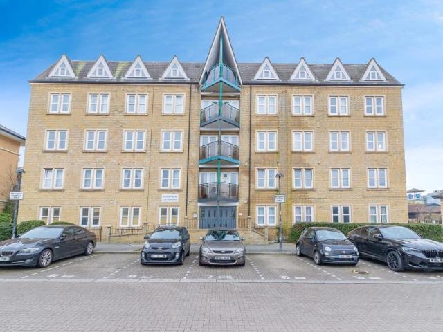 3 bedroom flat for sale in North Row, Milton Keynes, Buckinghamshire, MK9