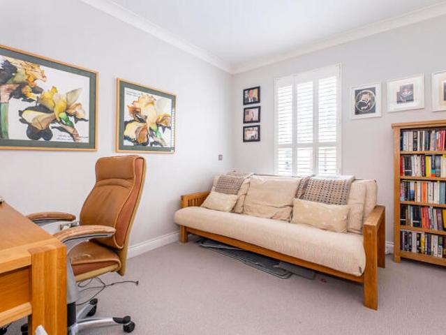 3 bedroom flat for sale in Normansfield Avenue, Teddington, TW11