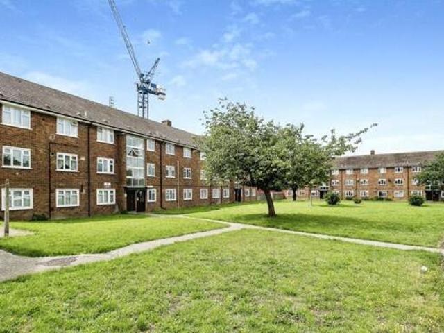 3 Bedroom Flat For Sale In Padnall Road, Romford
