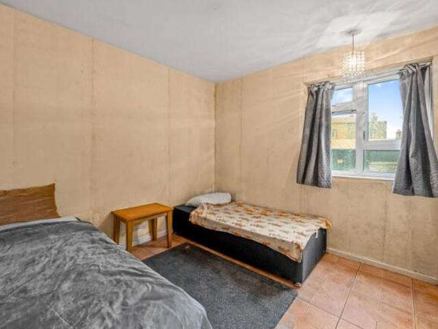 3 bedroom flat for sale in Peldon Court, Sheen Road, TW9