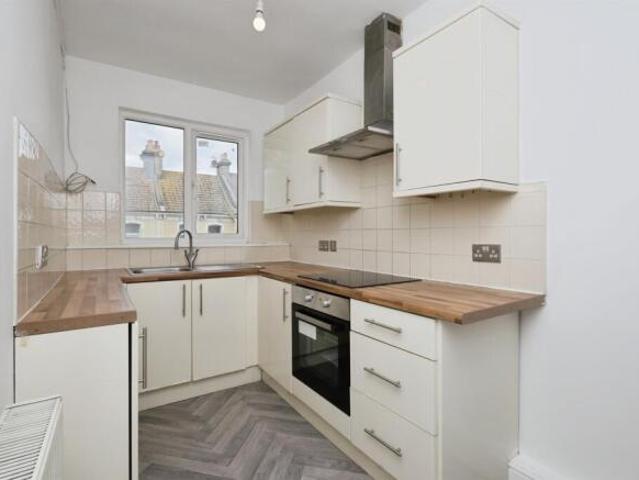 3 bedroom flat for sale in Pevensey Road, Eastbourne, BN22