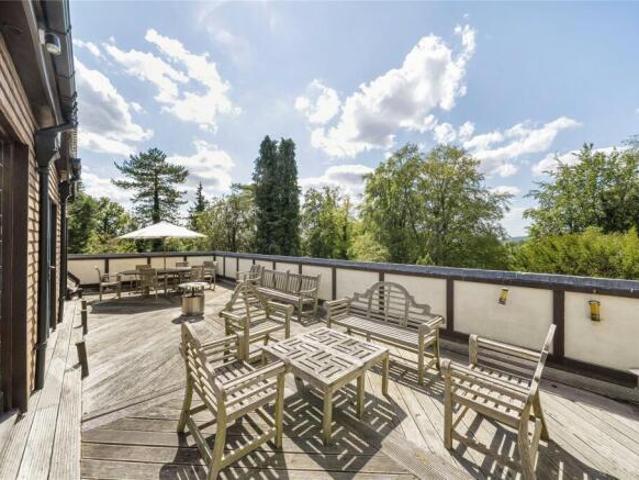 3 bedroom flat for sale in Pilgrims Way, Westerham, Kent, TN16