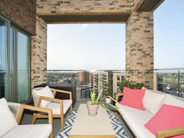 3 bedroom flat for sale in Plowden Road, London, SE3